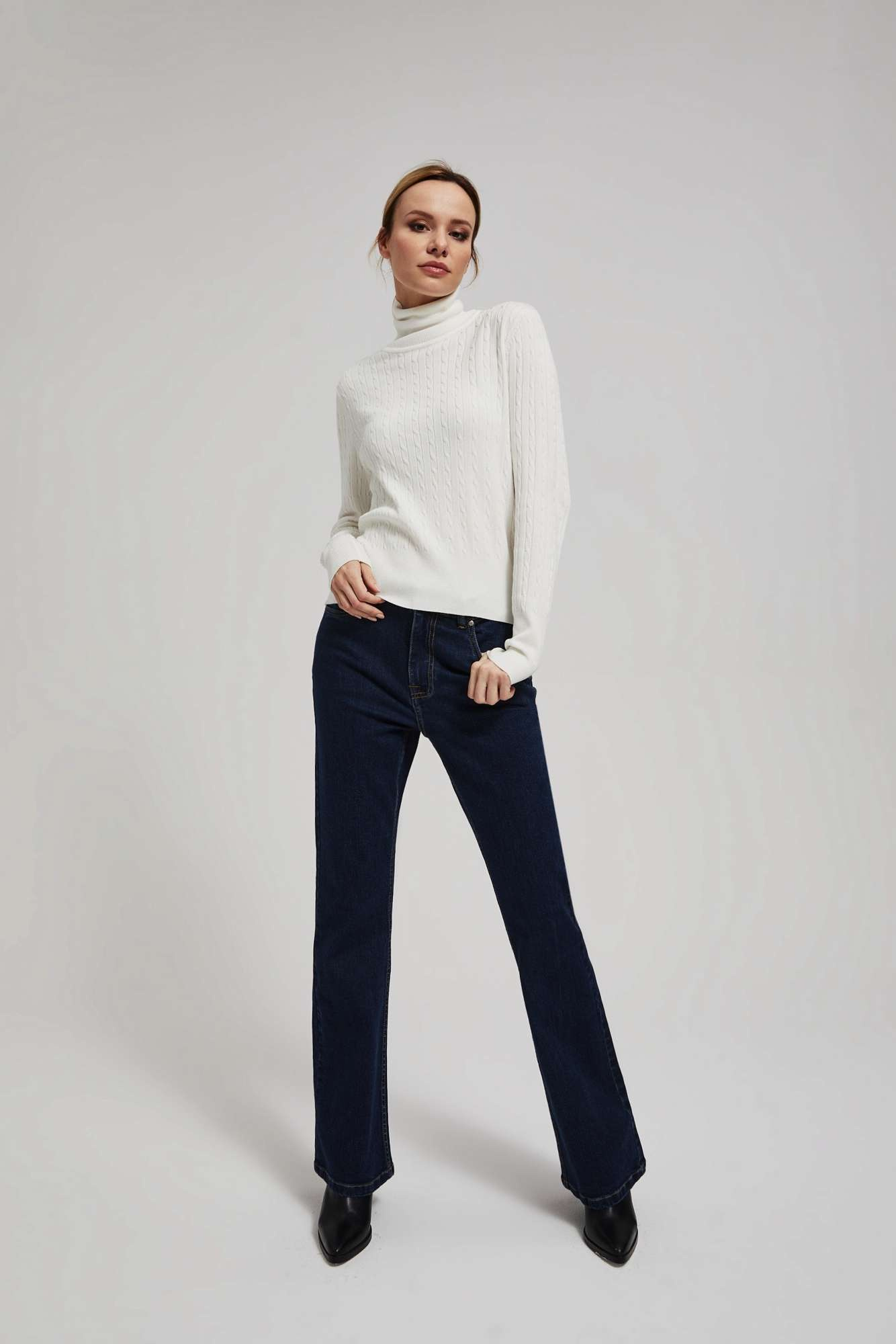 Cienki sweter z golfem perłowy - | Moodo