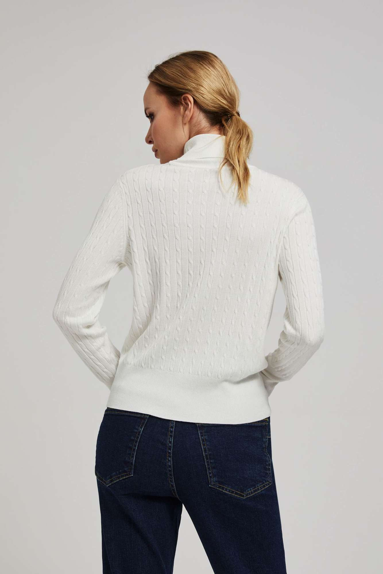 Cienki sweter z golfem perłowy - | Moodo