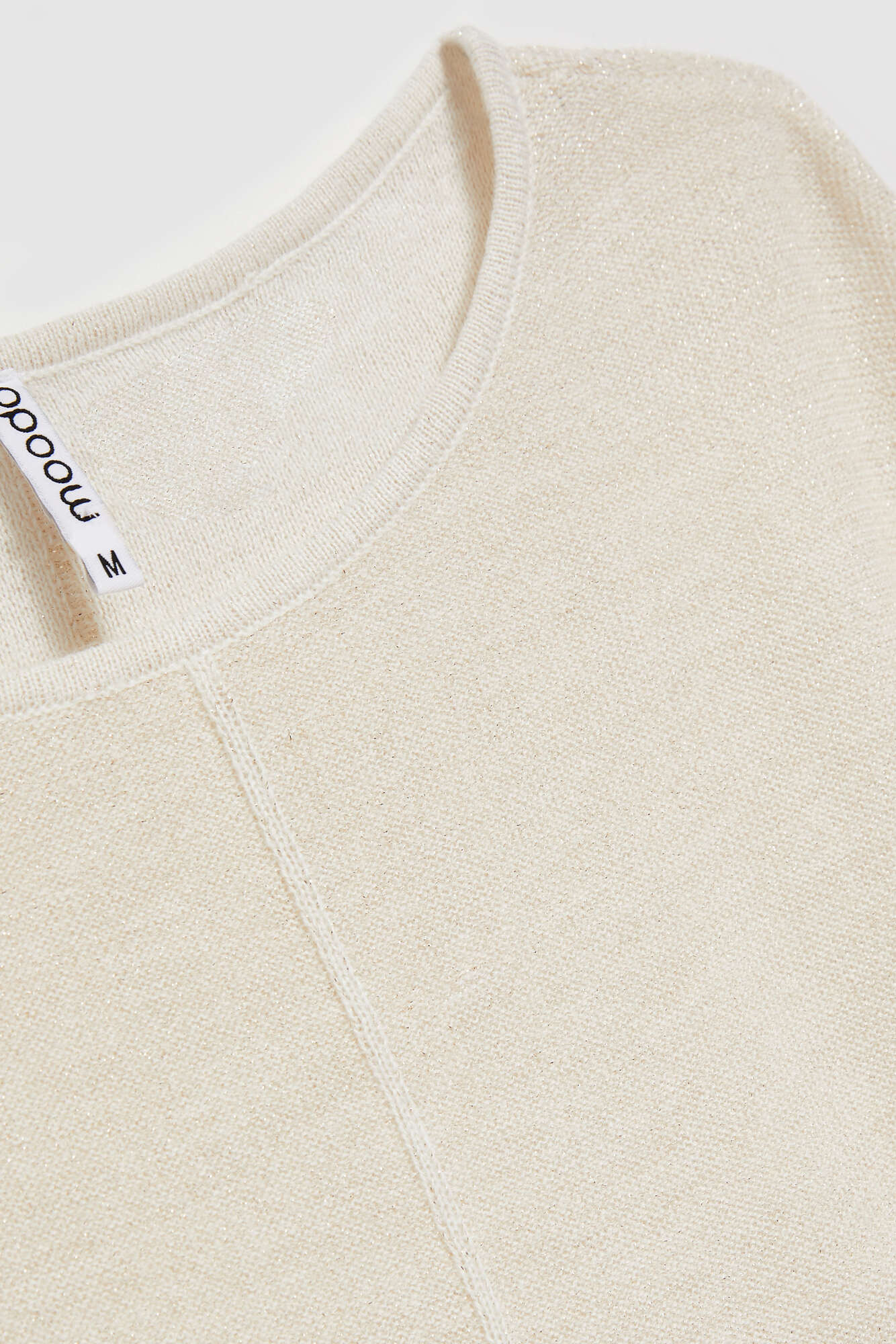 Sweter oversize z metaliczną nitką perłowy - | Moodo